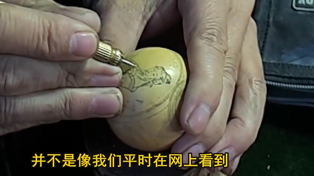 敦煌有一位民间高手,能在葫芦上作画,曾获比赛冠军却很低调