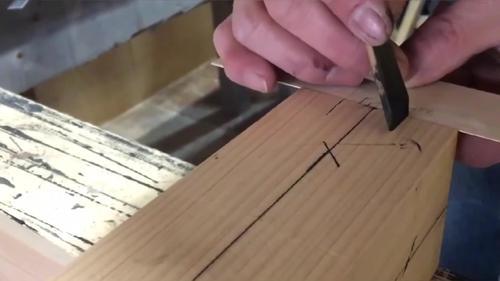 老师傅在做木工,方木变成圆木,刨木的声音真好听