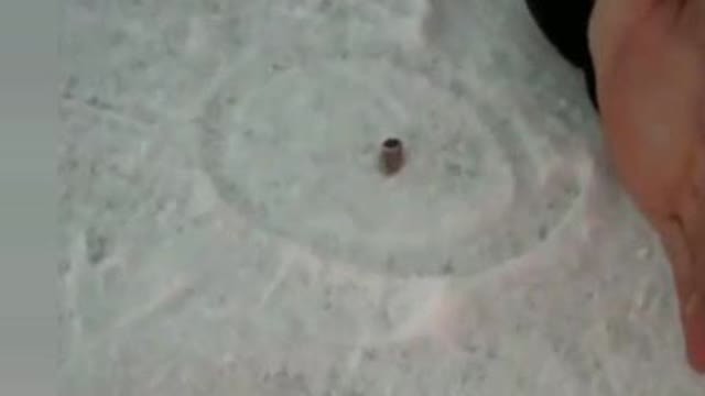 男子向冰冻的湖面开了一枪!出现的一幕科学都无法解释!