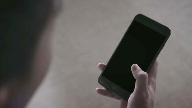 男子收到一张诡异图片,打开却总是黑屏,看清图后遭殃了!