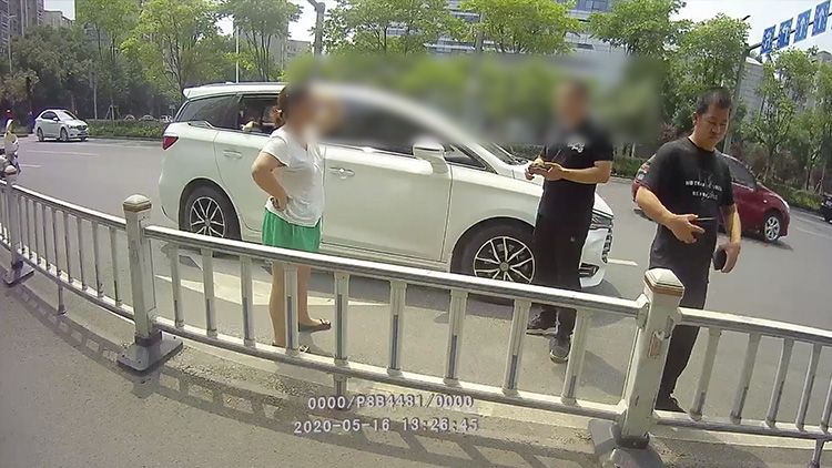 两车追尾双方竟是夫妻 交警哭笑不得:第一次遇到这种事!