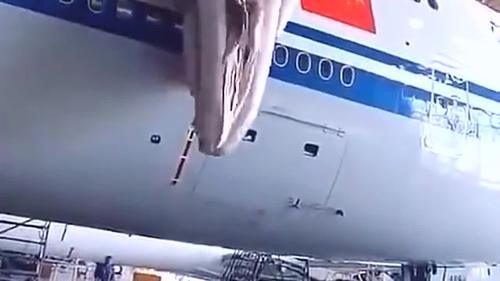 飞机的安全降落设备,刺溜一下几秒钟就完全展开,真正的力量!