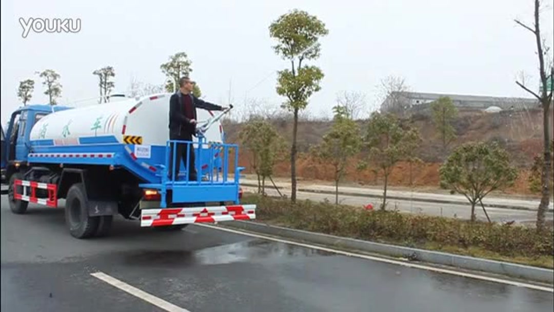 东风145洒水车水炮作业视频
