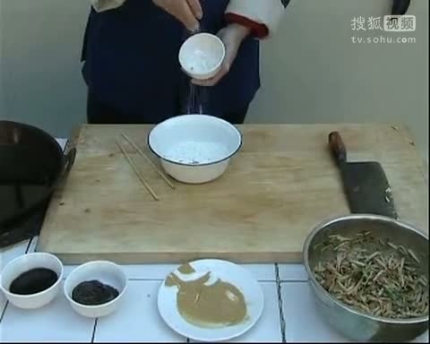 莲藕绿豆排骨汤的做法