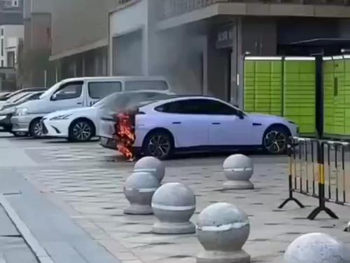 猜猜这是什么车,电车自燃