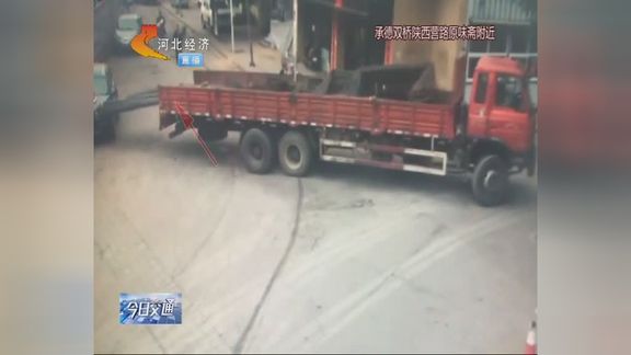 承德由“掉头和倒车”引起的真实交通事故现场