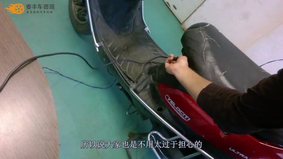 为啥电动车刚充满电,一加速就掉两格电?修理工说出了真话