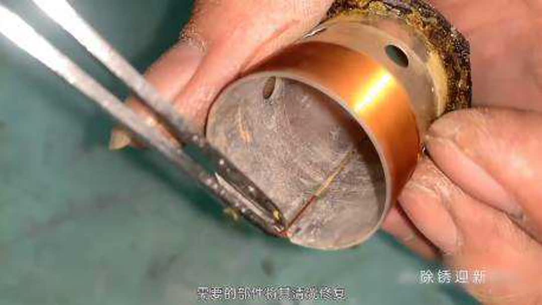 翻新一个破旧的喇叭,把它放到轮胎里,新的轮胎扬声器太好用了