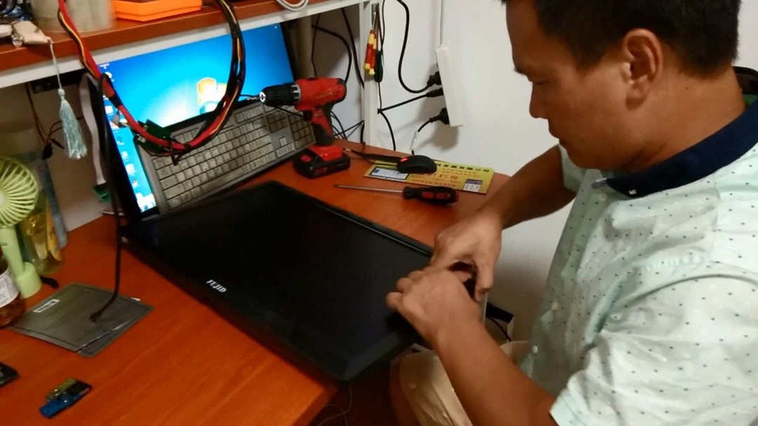 显示器黑屏不开机电源板坏了