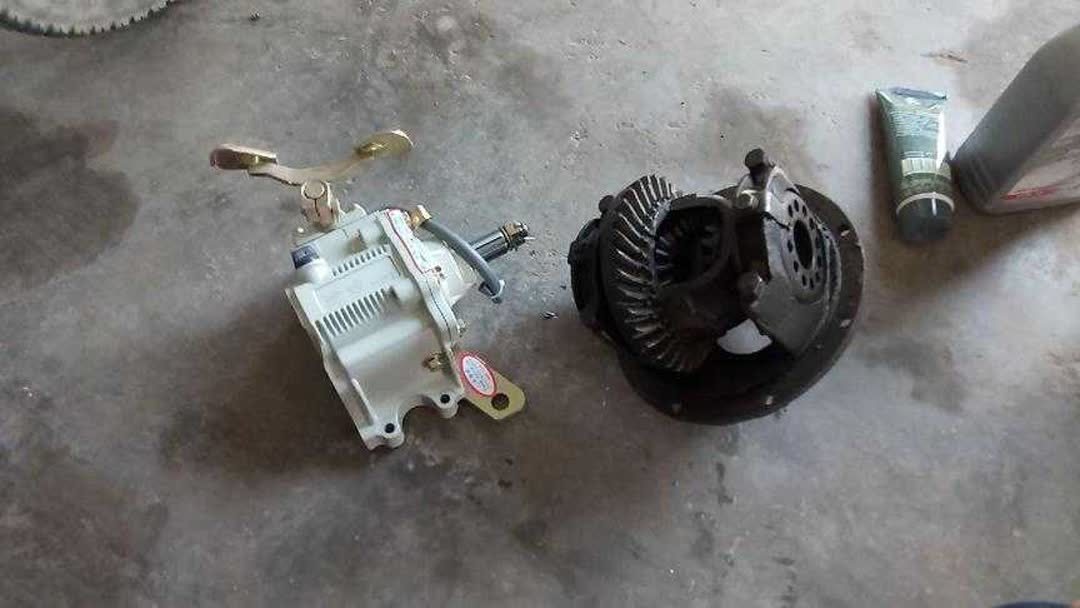 三轮摩托车倒档器一般换什么油,加多少。