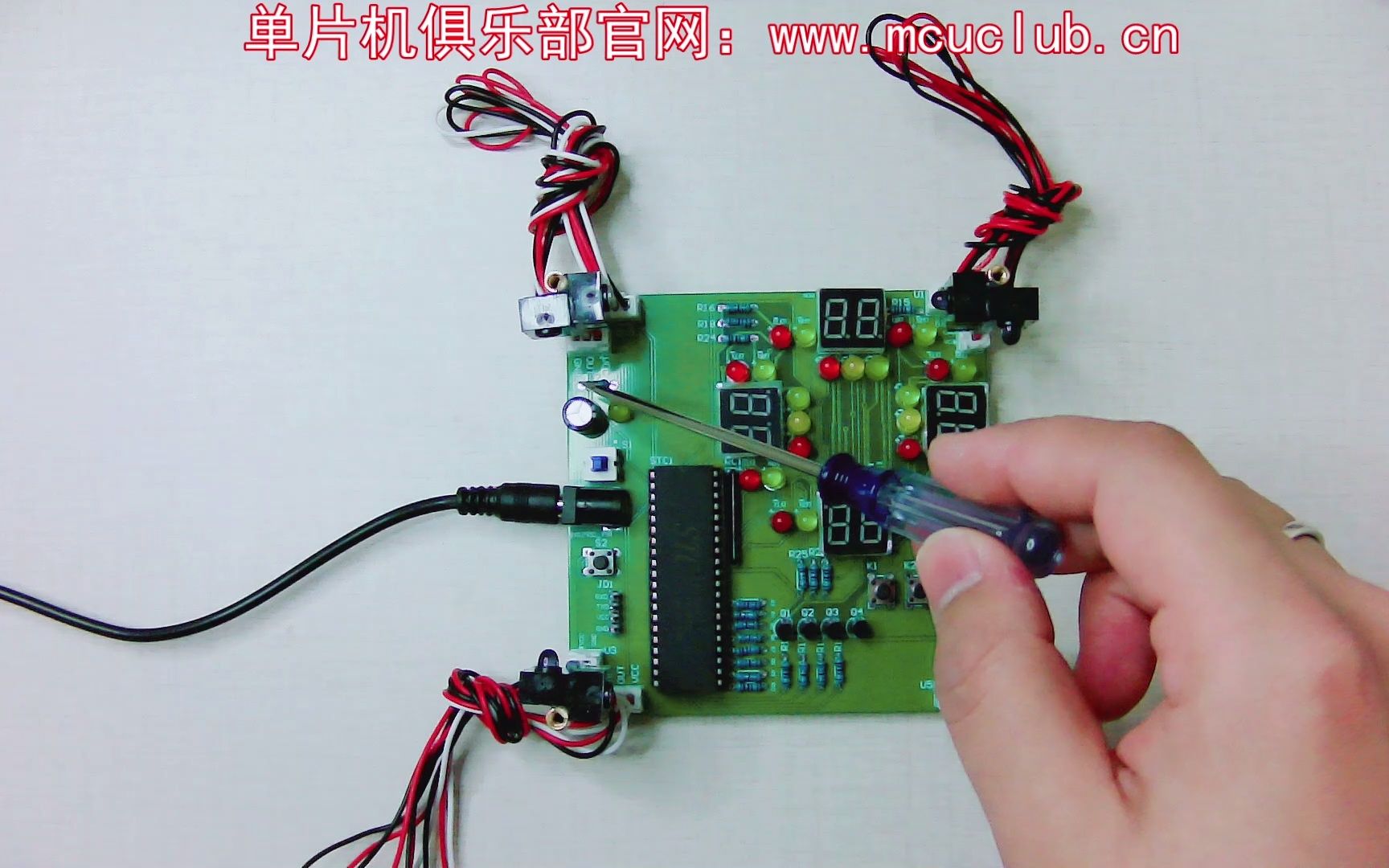 【毕业设计】【单片机俱乐部】基于单片机的交通灯的设计【实物视频...