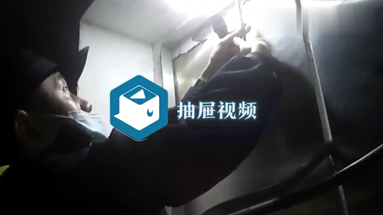 上海6名贪玩学生模仿电影桥段被困电梯,派出所民警来了
