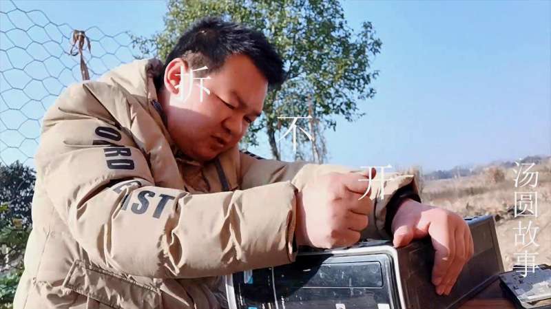 旧电脑几百块舍不得卖,直接拆了把硬盘拿出来,又有空间装素材了