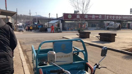 小伙开“敞篷跑车”,体验农村生活,真土豪还是假洋气