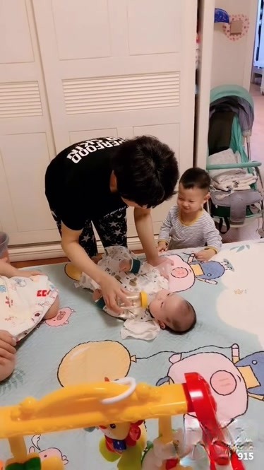 ...办法、我孩子抱着根本不吃、还使劲哭…想让她改一下、也不好意思...