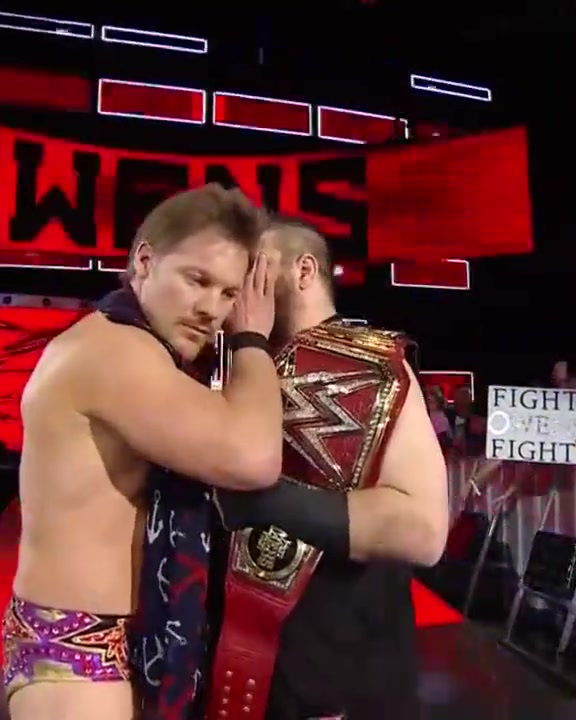 罗门伦斯抢先下手招来暴打,拳脚无眼吓的裁判赶紧制止比赛!