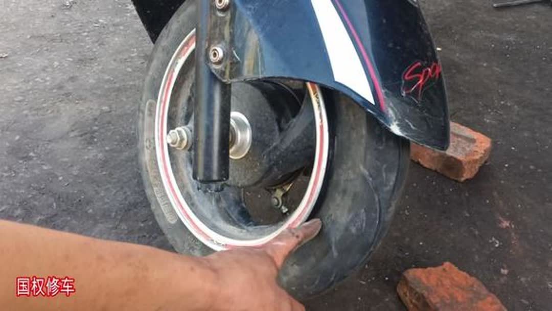电动车真空胎半路没气怎么办?教你简单又实用的方法;直接骑行