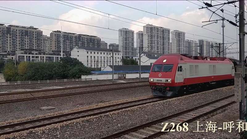京沪线苏州站上行的红头绿皮Z268,以及缓缓下行的T111次,少见
