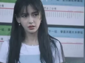 我的真朋友:杨颖宁愿淋雨,也不上邓伦的车,这一幕邓伦看呆了!