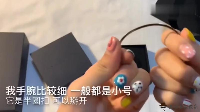 美女开箱,送自己的DW手表,太显气质了吧