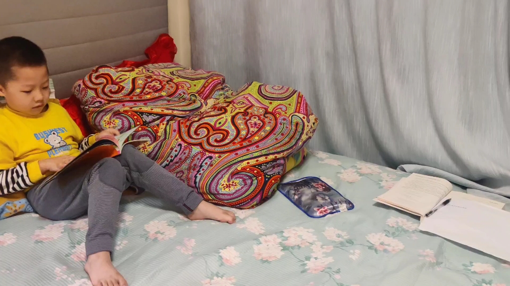 春节假期第一天,一家三口比赛安静学习