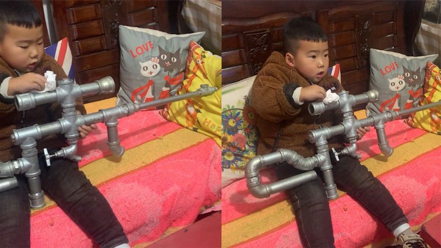 爸爸用36个水管,给娃打造10斤重狙击枪,萌娃爱不释手却抱不动