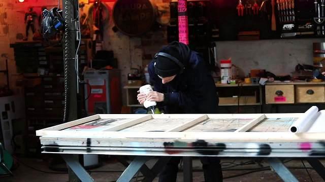 女木匠自制带胶纸的简易推拉门,安装在衣帽间,不占地方非常合适