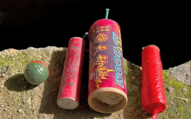 沉浸式放鞭炮不同鞭炮在茅坑中爆炸效果 你想吃虾仁吗?