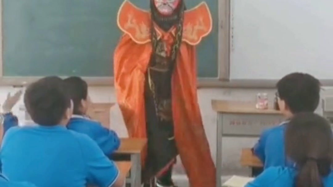 ...为孩子表演变脸。为了激发孩子们学习的兴趣,感受中国传统文化的魅力
