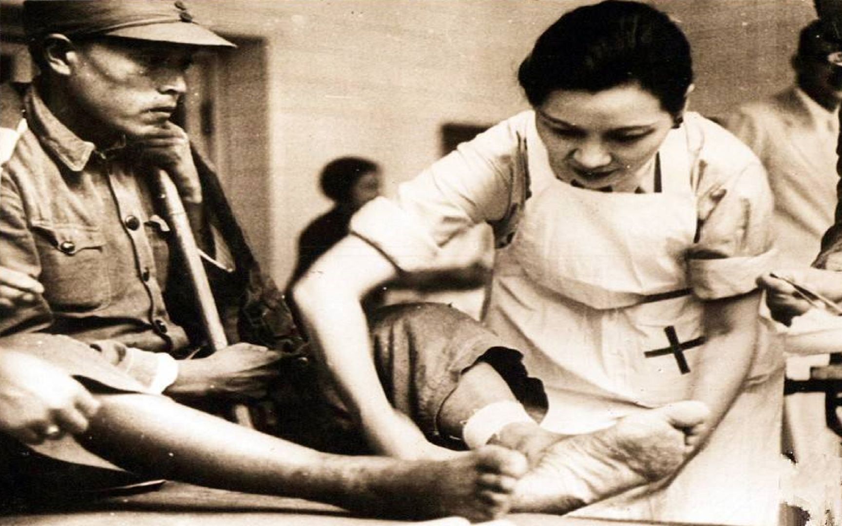 平凡女英雄,为挽救战士的生命,作为护士的她,不惜这样做!