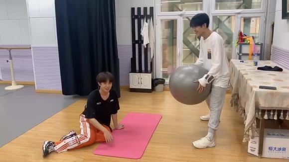 给大家带来一个动物模仿才艺#迷惑行为