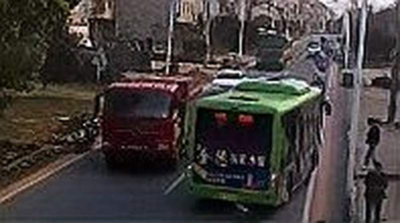 痛心!小学生横穿马路被撞身亡