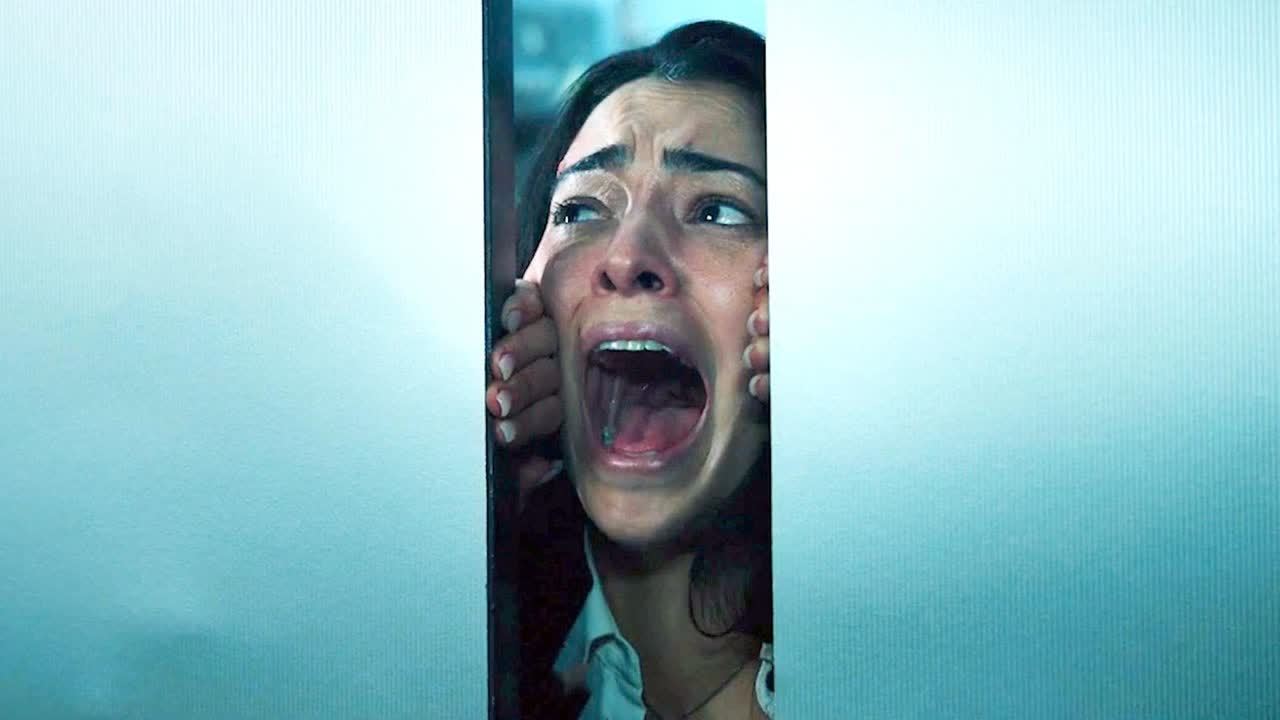 男女被困电梯3天,得救后直奔监控室,删光所有监控录像