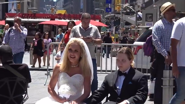 路人看见50岁阿姨跟12岁正太结婚啥反应?还好是恶作剧