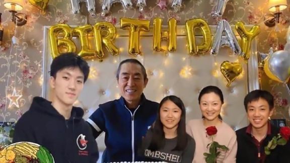 陈婷PS全家合照为张艺谋庆生 贴心送上生日蛋糕