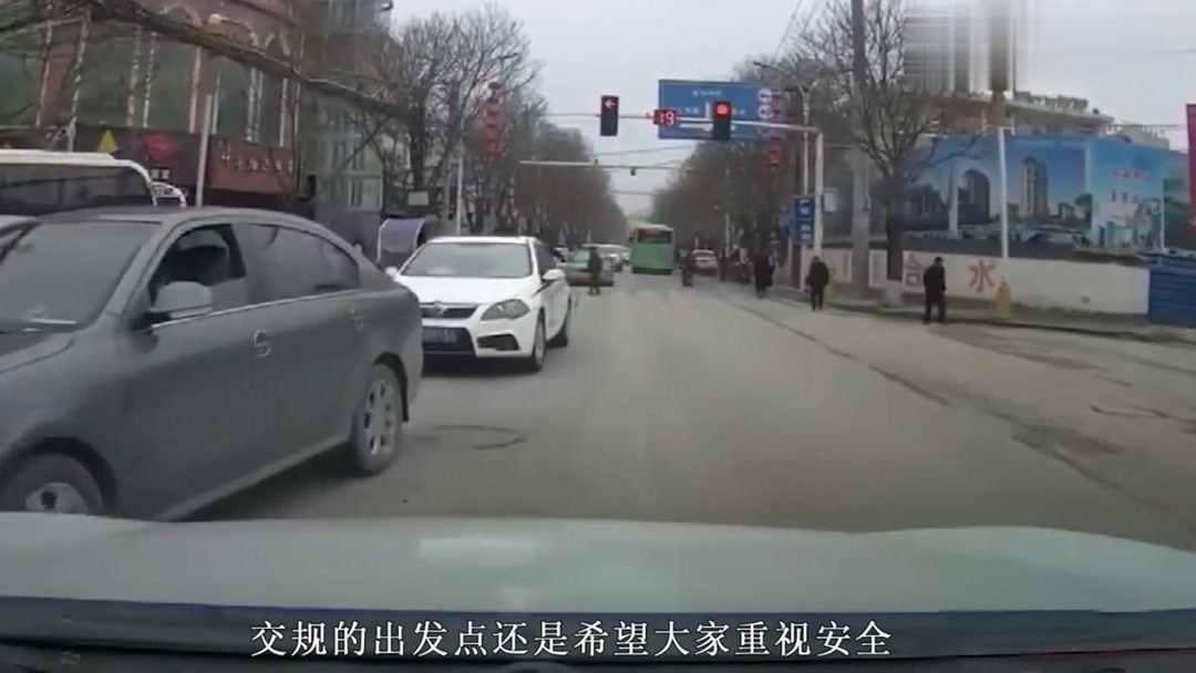 正常开车撞死闯红灯的行人,机动车要承担责任吗交警给出解释!