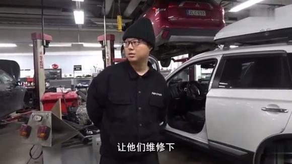 情侣俩用点烟器做饭,行车记录仪也接在上面,用量过大保险丝烧了
