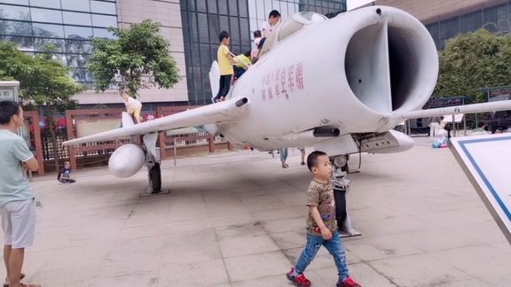 单亲爸爸带轩仔在公园看看军用模型飞机和大炮导弹,