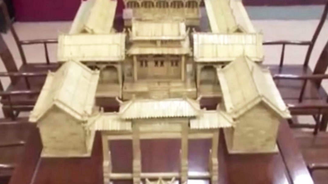 老人用废弃雪糕棍做古建筑模型 20年捡拾近万根