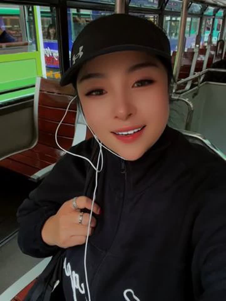 坐车百年叮叮车哼着歌很享受香港