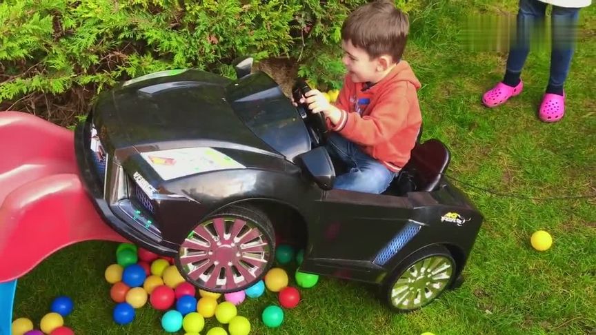 宝宝的电动车拉着玩具车,上滑梯真好玩