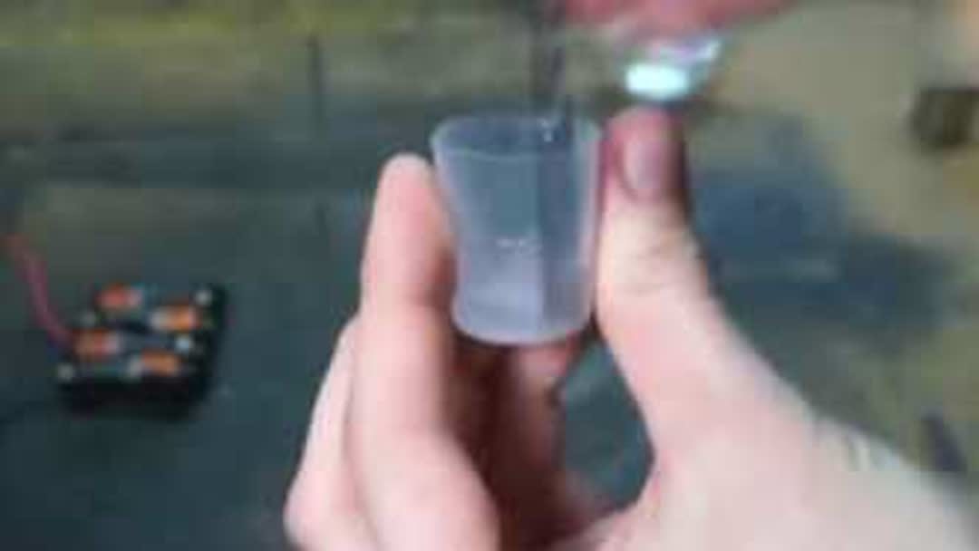 用一根电线就能在钢板刻出字,感觉很神奇