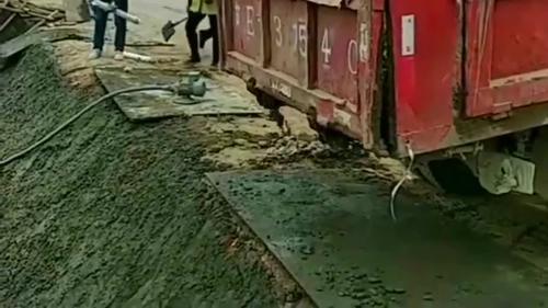 工地混凝土浇筑中,这过程不敢有丝毫差错,就怕扣钱