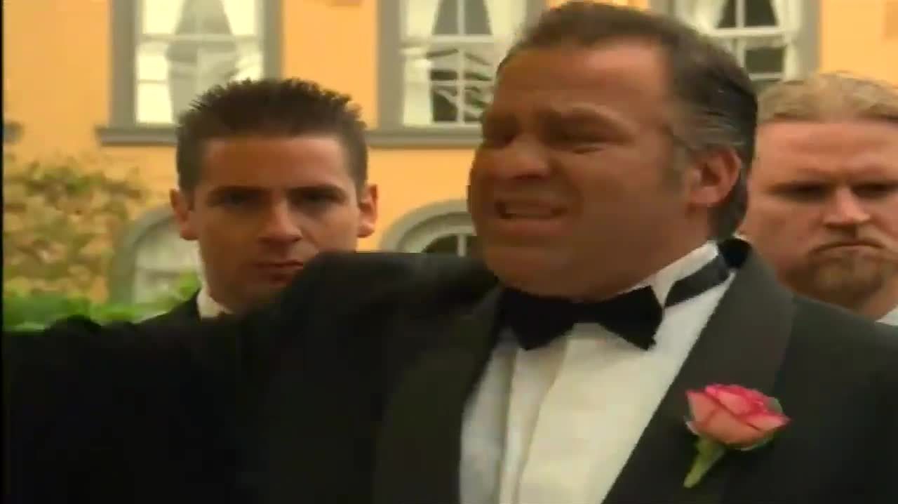 对不起我爱你:婚礼上发生枪击案,前男友为保护新娘,中枪倒地