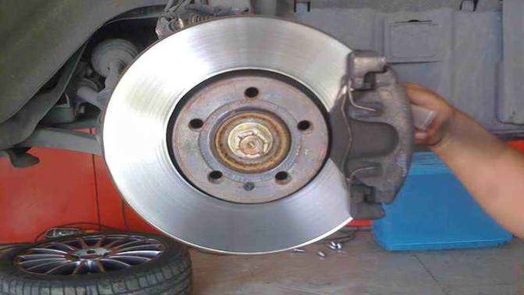 刹车片应该多久换一次?换早费钱,换晚不安全,简单三招可判断