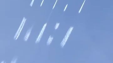 硬核:俄罗斯特技飞行表演队在空中拉出“请君保重待在家里“字样