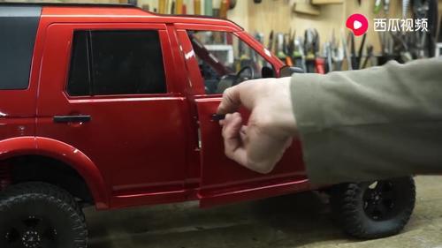 路虎的仿真车模型,翻过来车身,才发现底盘真复杂!