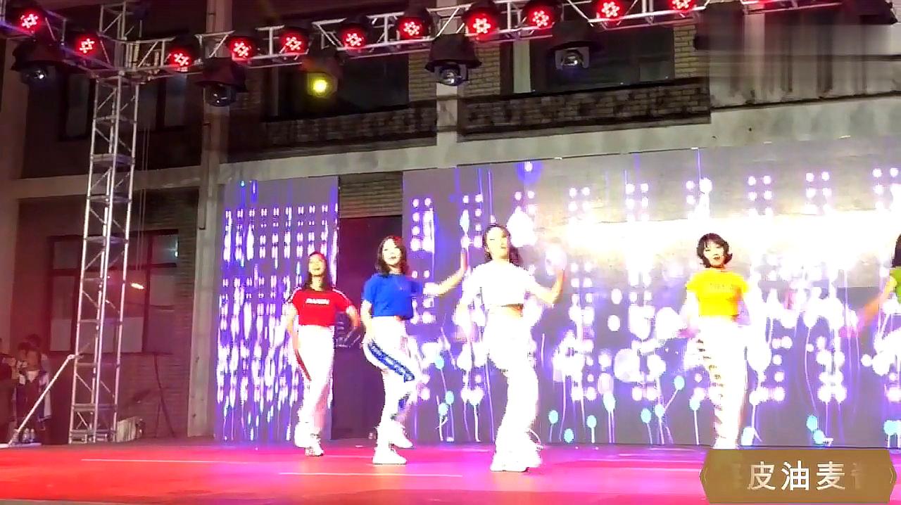 校园晚会上,美女们表演的舞蹈串烧,都是很火的神曲,一次看过瘾