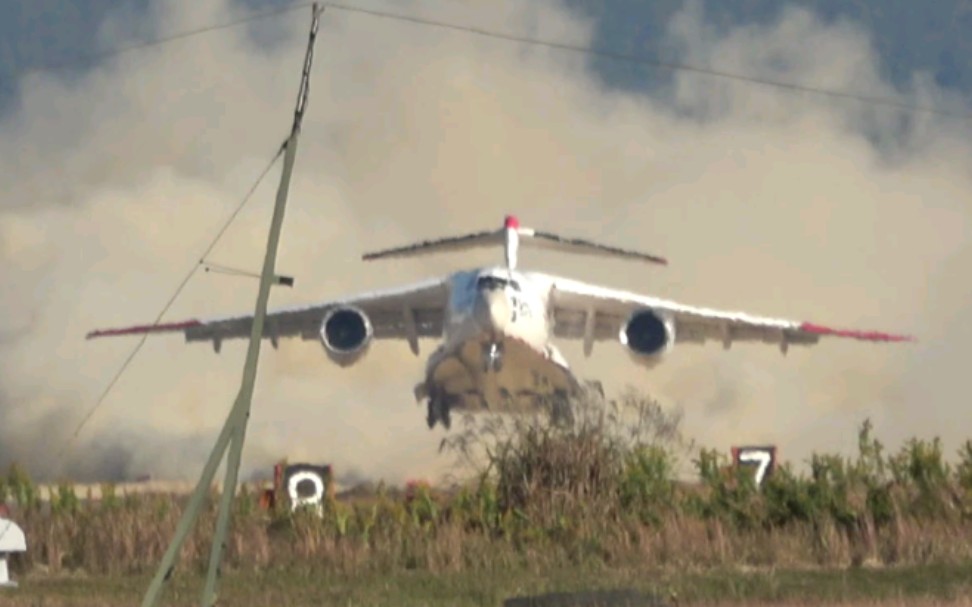 【军事】日本C-2运输机进行未铺装跑道起飞测试,航空自卫队岐阜基地,...