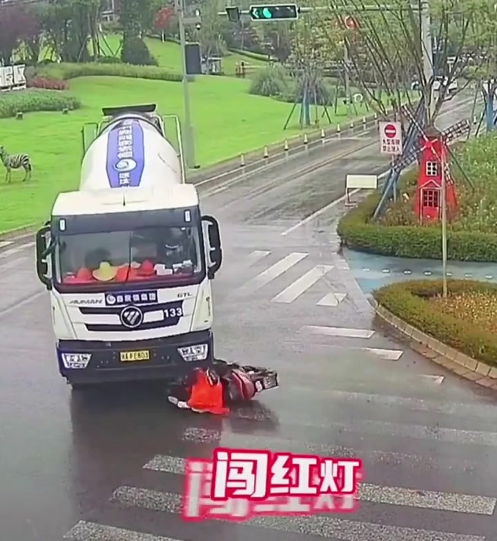 电动车闯红灯被卡车撞碎,最后结果却令人不敢相信!